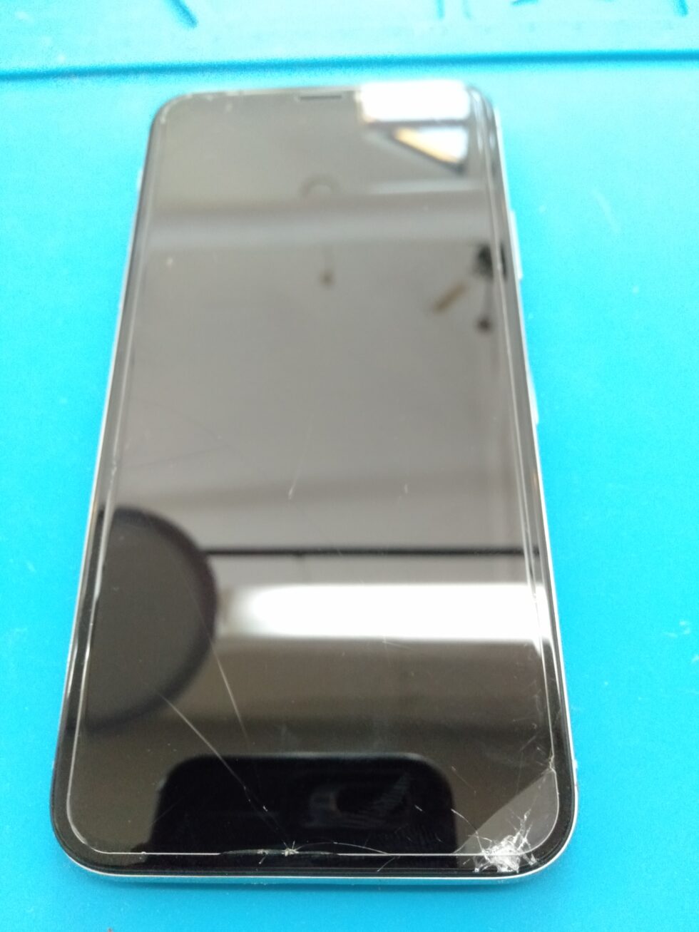 【落としてしまってフロントパネルが割れてしまったiPhoneX】 | スマホなおし太郎